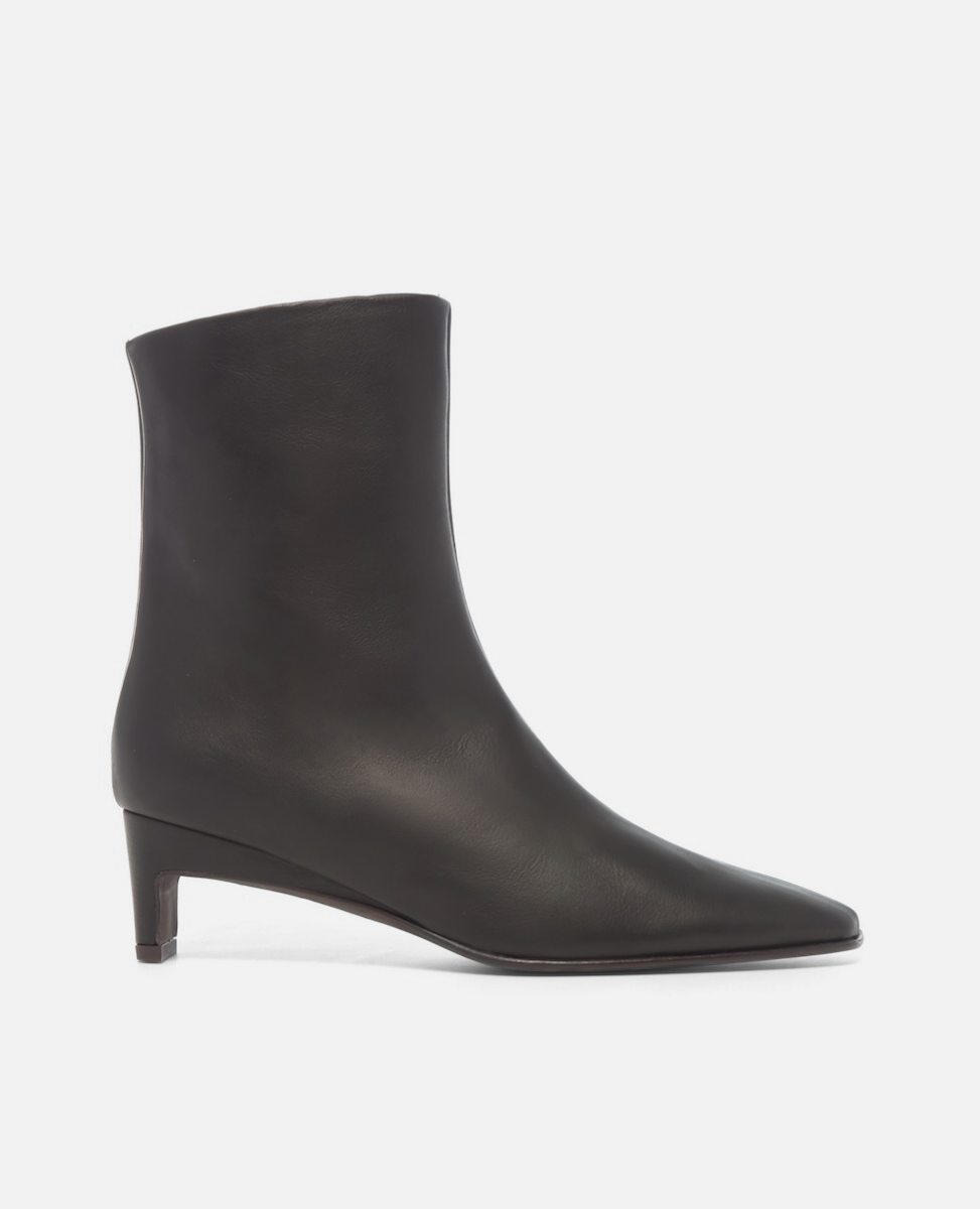 Sam Boot, Black